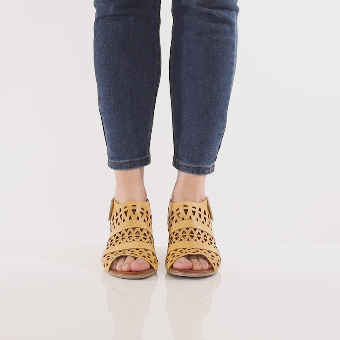 Dorotha Sandals: Leather Platform Sandals – Spring Step Shoes