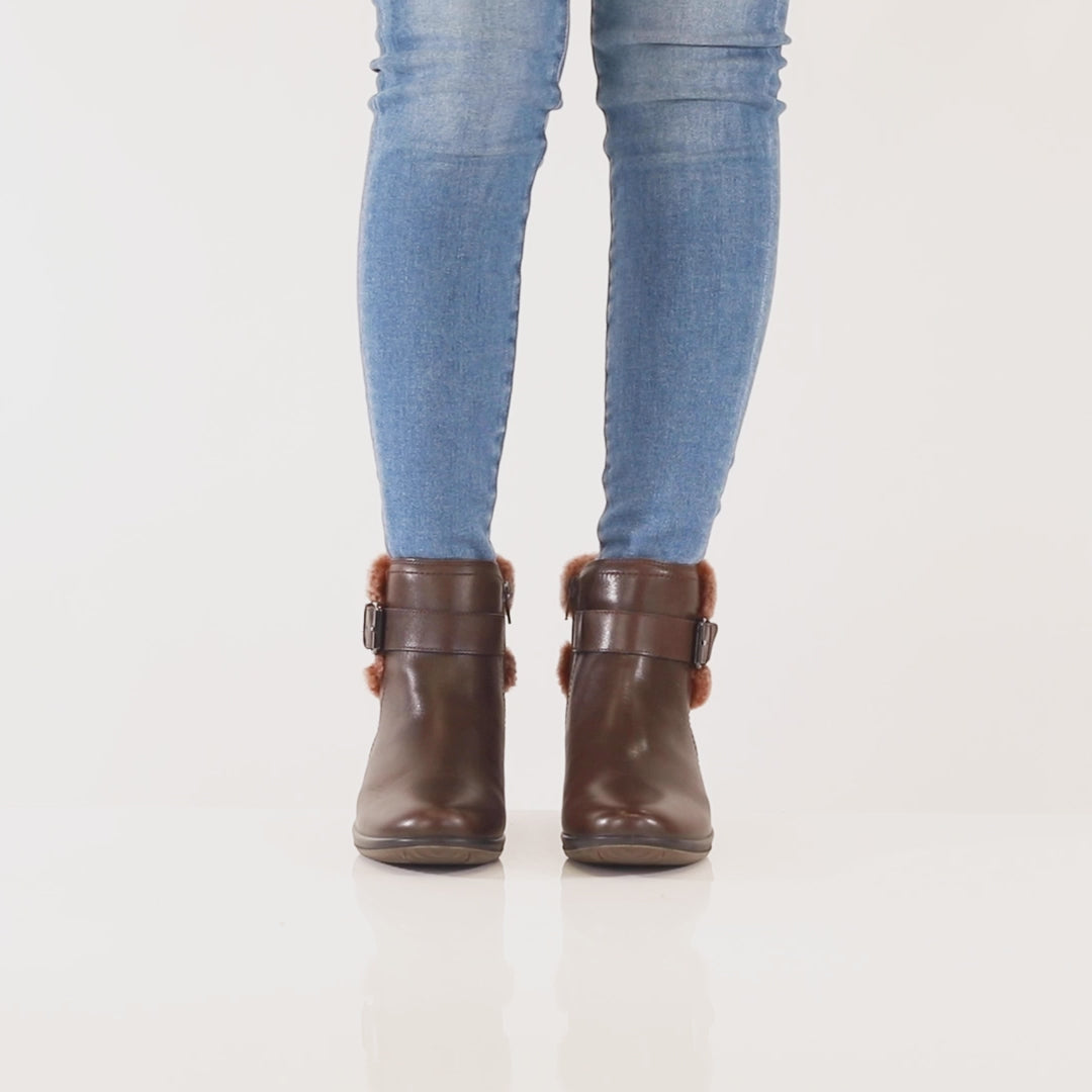 Stylish Waterproof Leather Flexus Faye Booties – Spring Step Shoes